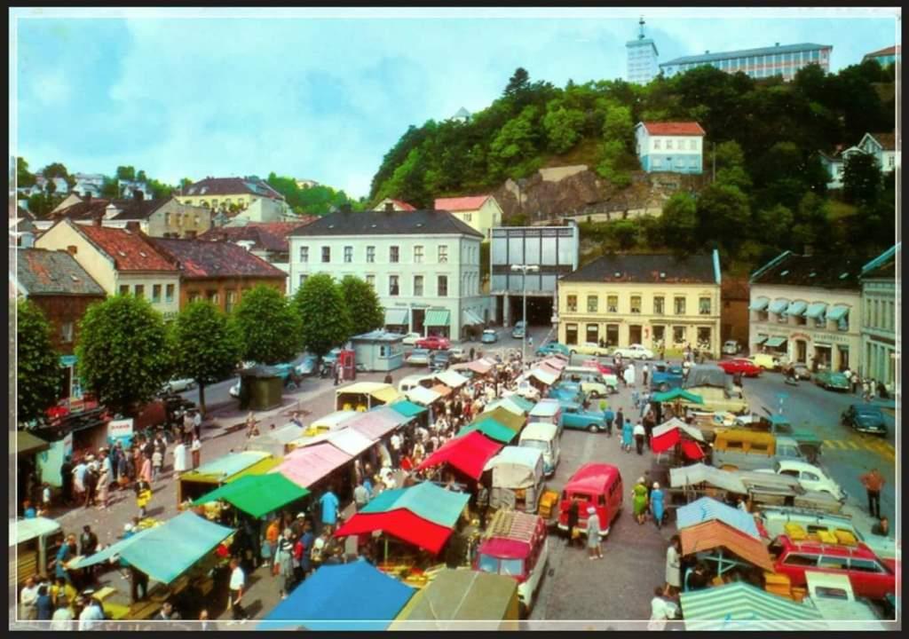 Torvet ca 1960 - Arendals Tidende